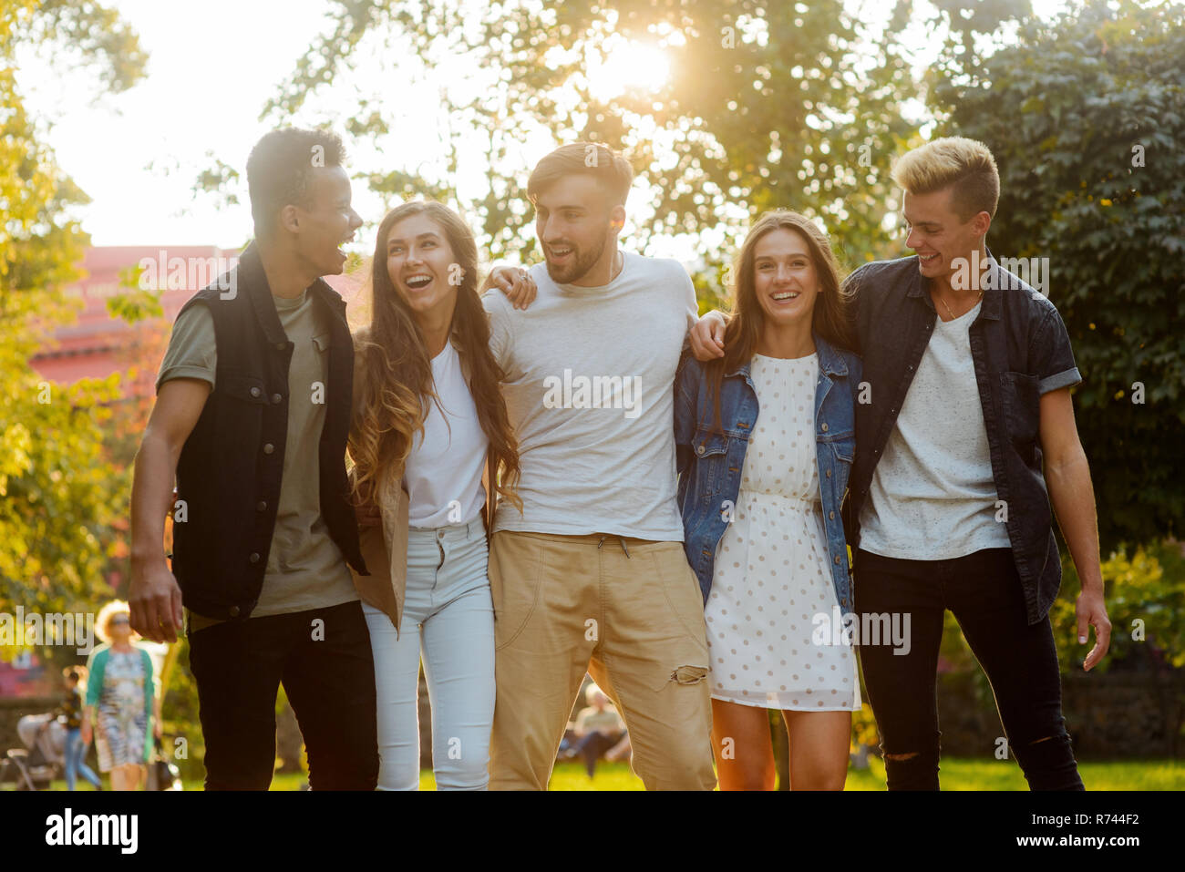 Bunch of friends hi-res stock photography and images - Alamy