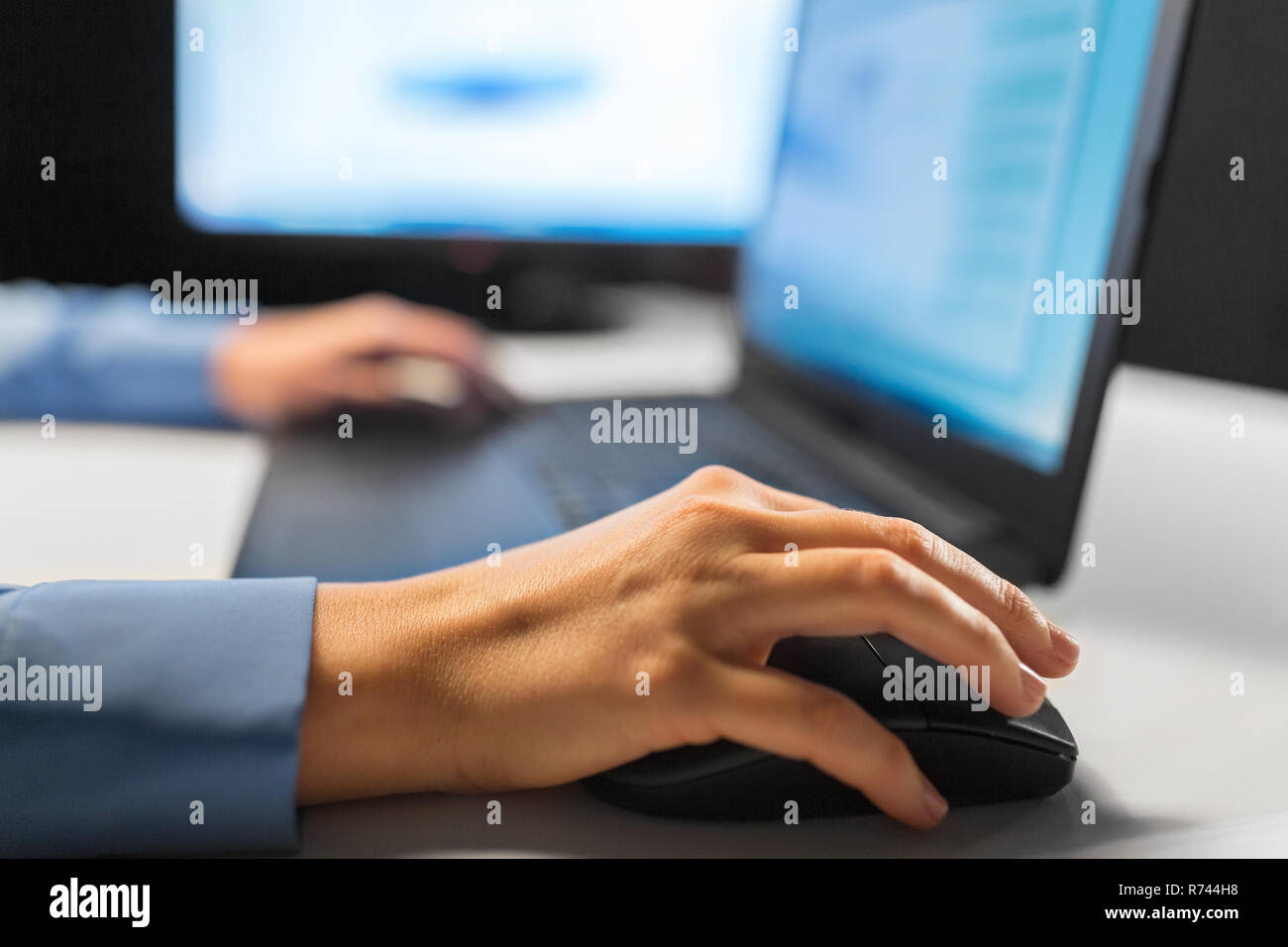 Hand and computer mouse hi-res stock photography and images - Alamy