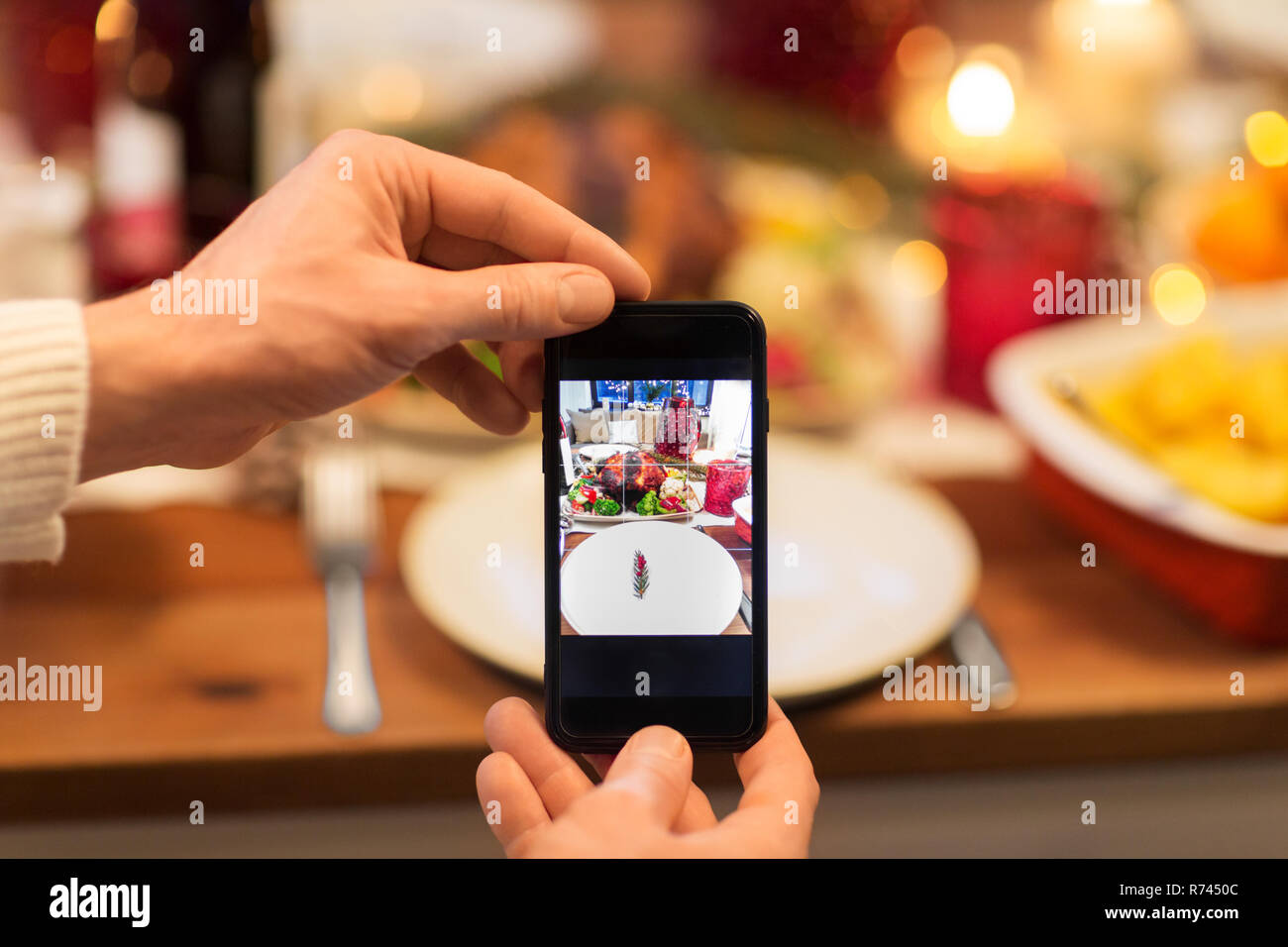 Hand serving food hi-res stock photography and images - Alamy