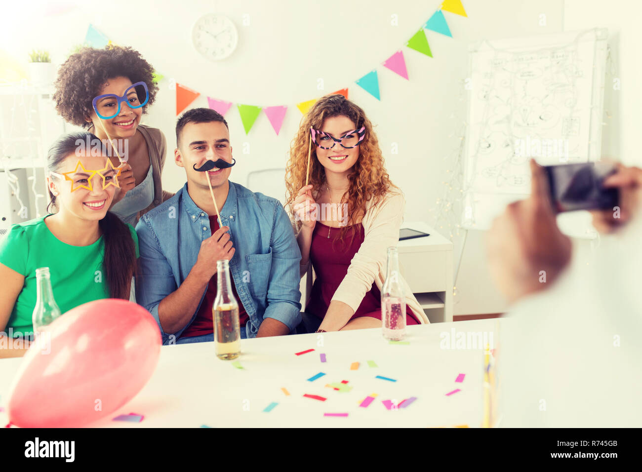 Office party hi-res stock photography and images - Alamy