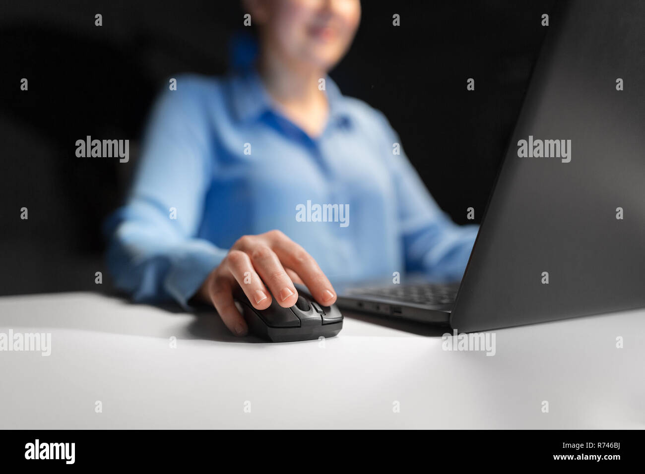 Using computer mouse hi-res stock photography and images - Alamy