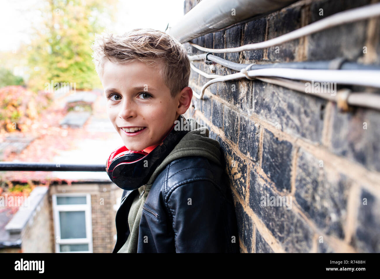 Child leaning against brick wall hi-res stock photography and images ...