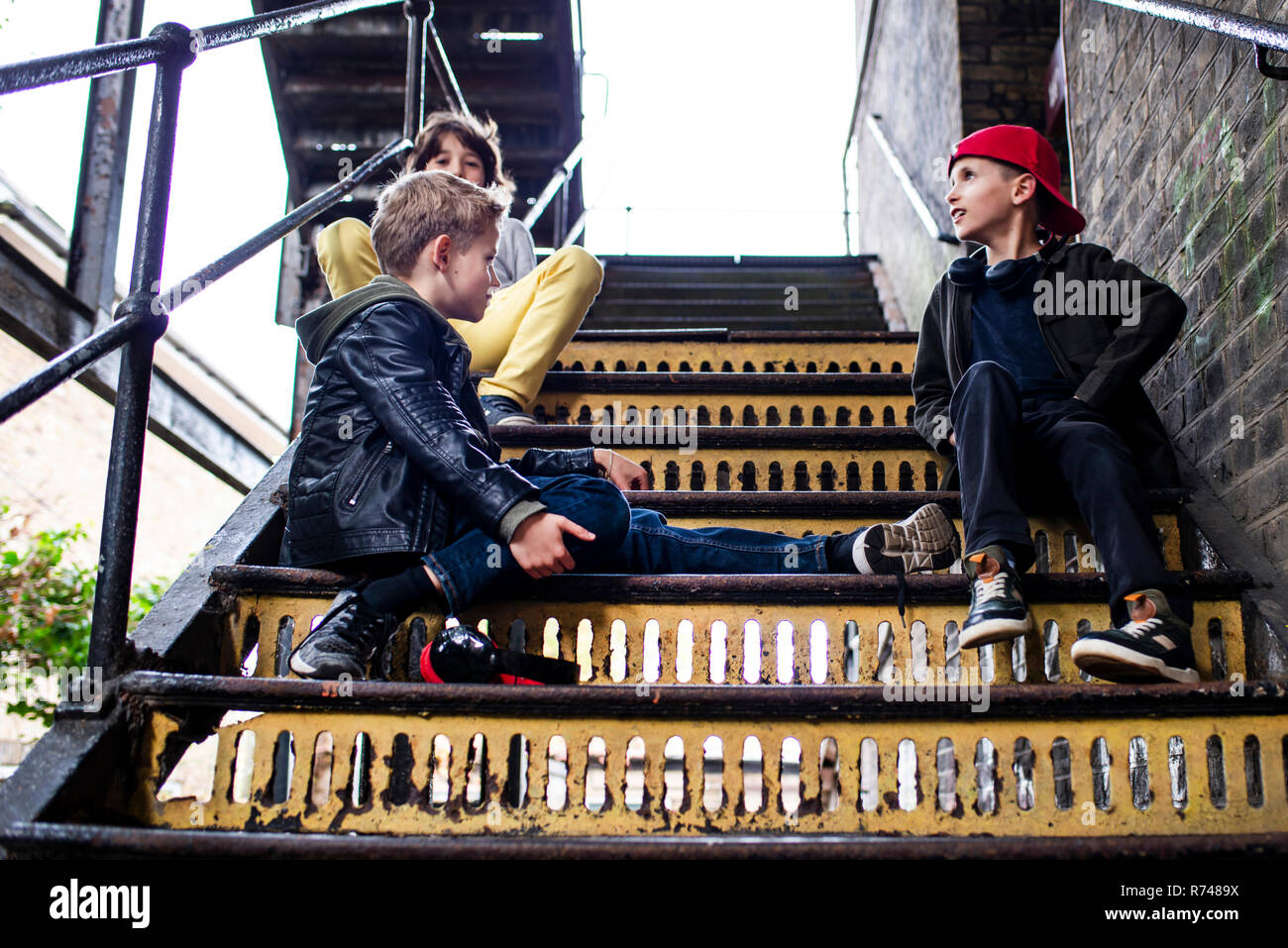 Boys friends talking hi-res stock photography and images - Alamy