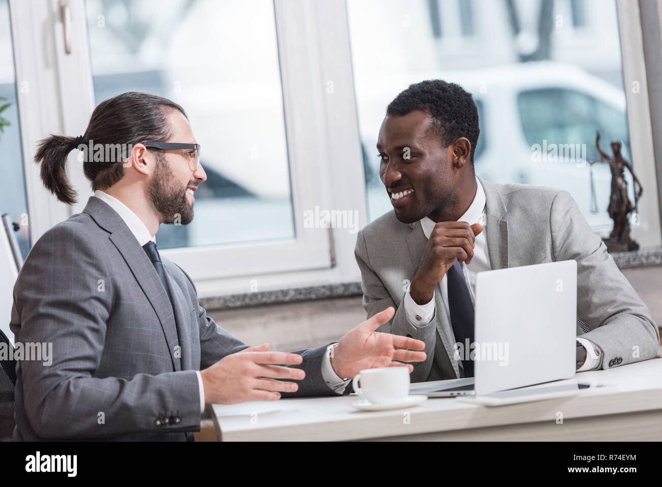 Collaborative business meeting smiling hi-res stock photography and ...