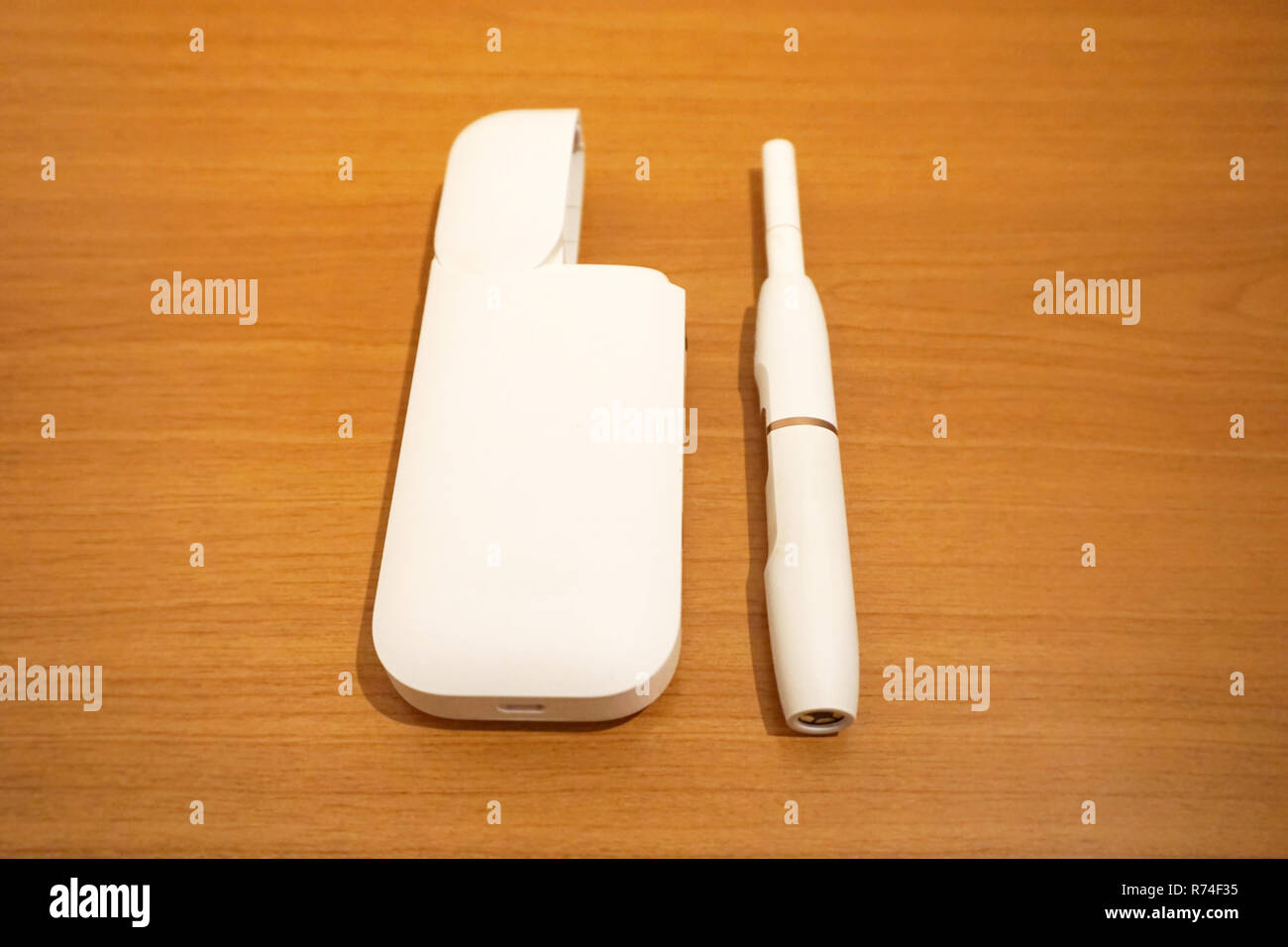 Iqos hi-res stock photography and images - Alamy