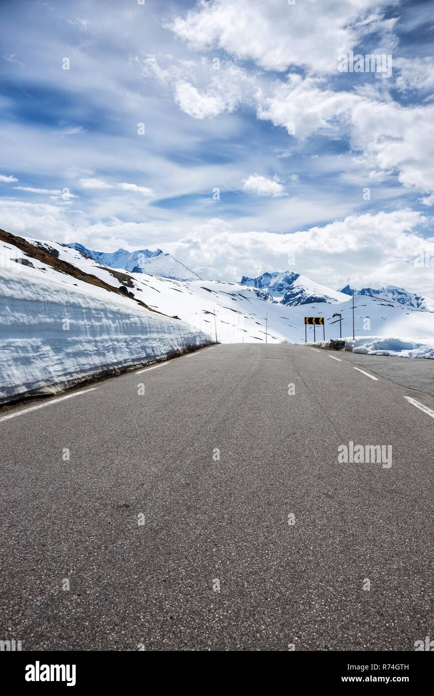 Norwegian highway sign snow hi-res stock photography and images - Alamy