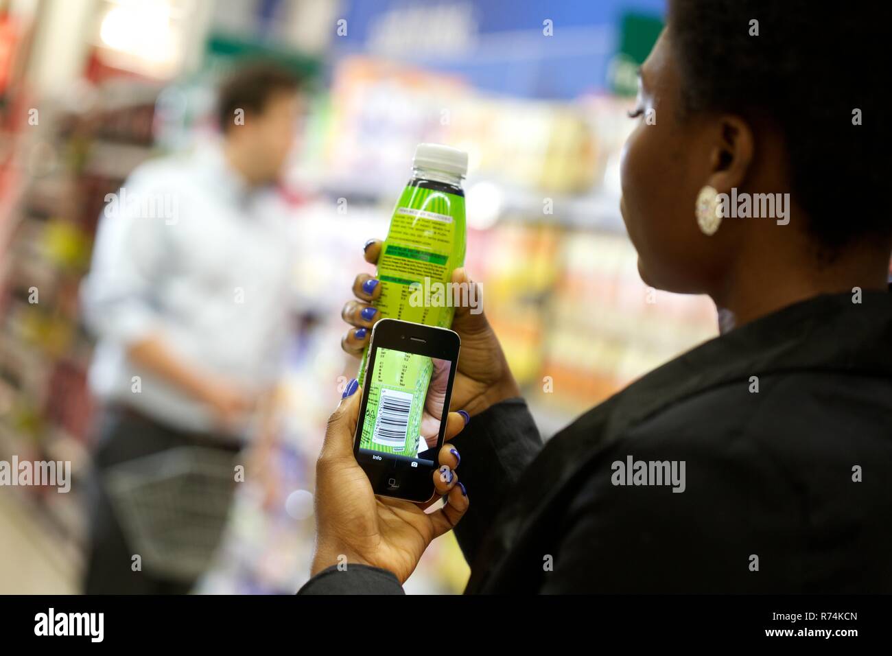 Supermarket phone scanning hi-res stock photography and images - Alamy