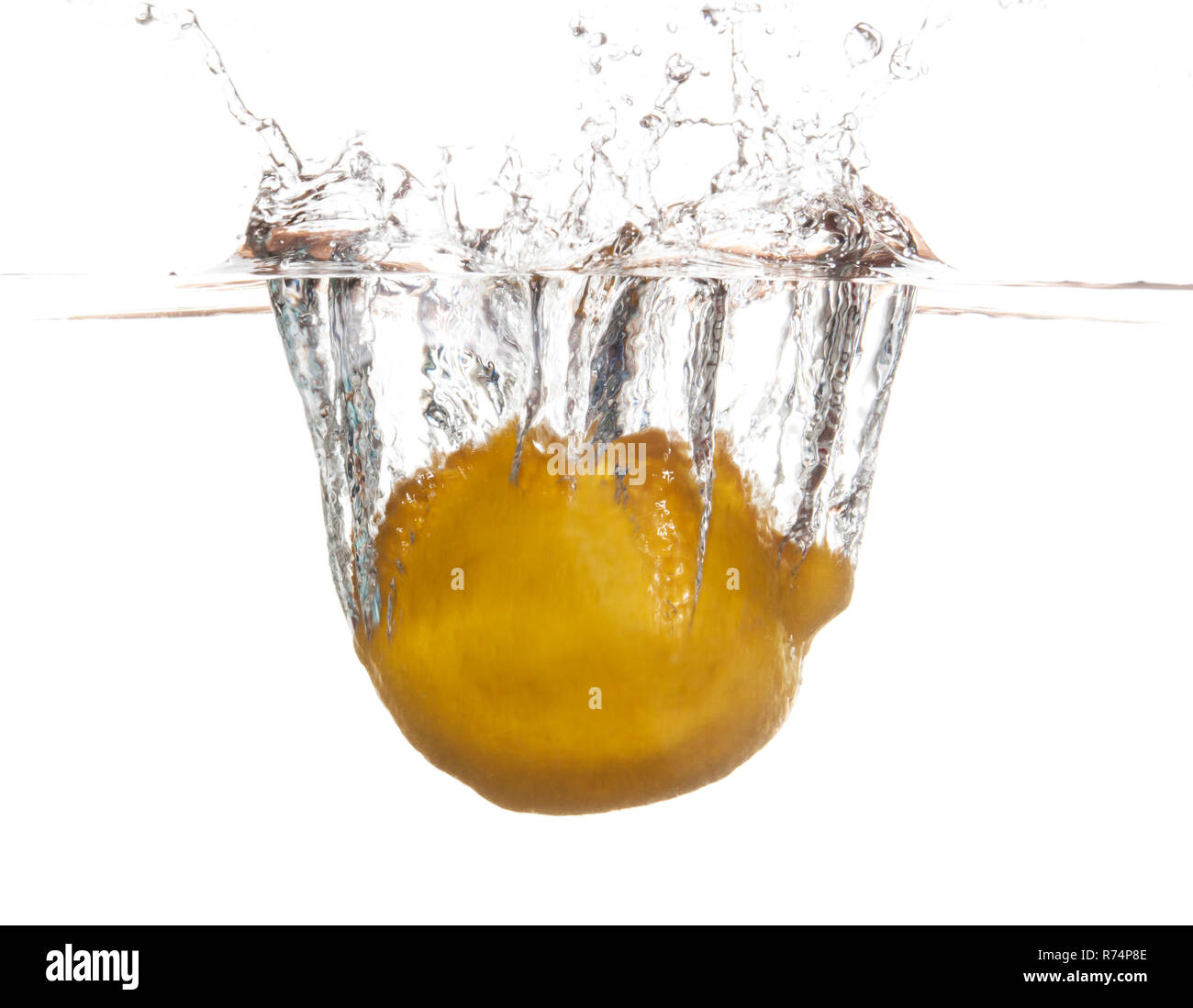 Lemon falling underwater. Clean and fresh water Stock Photo - Alamy