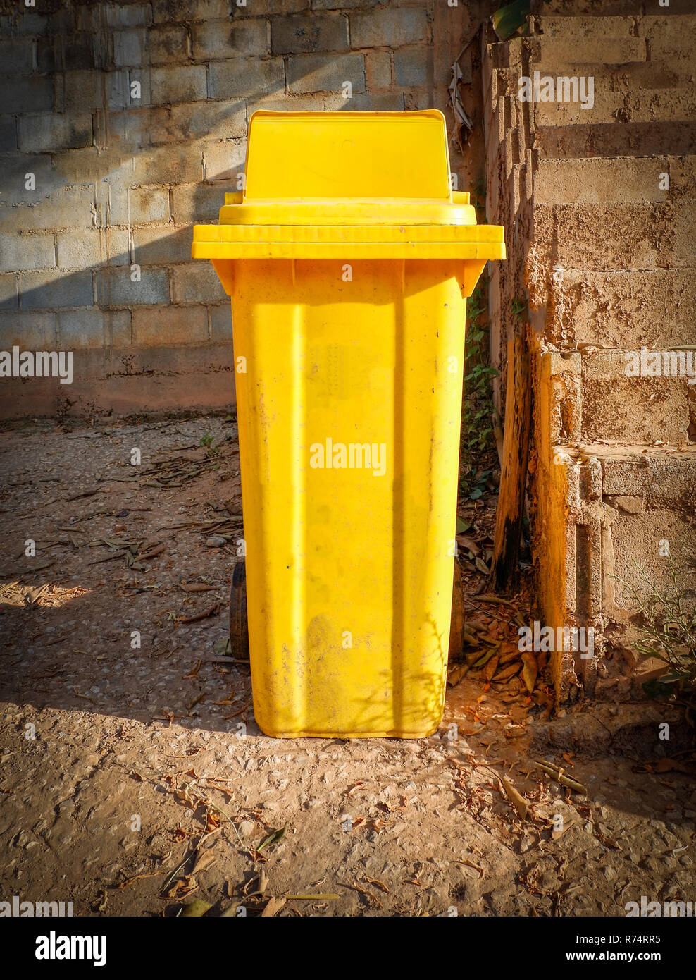 Clean trash roadside hi-res stock photography and images - Alamy