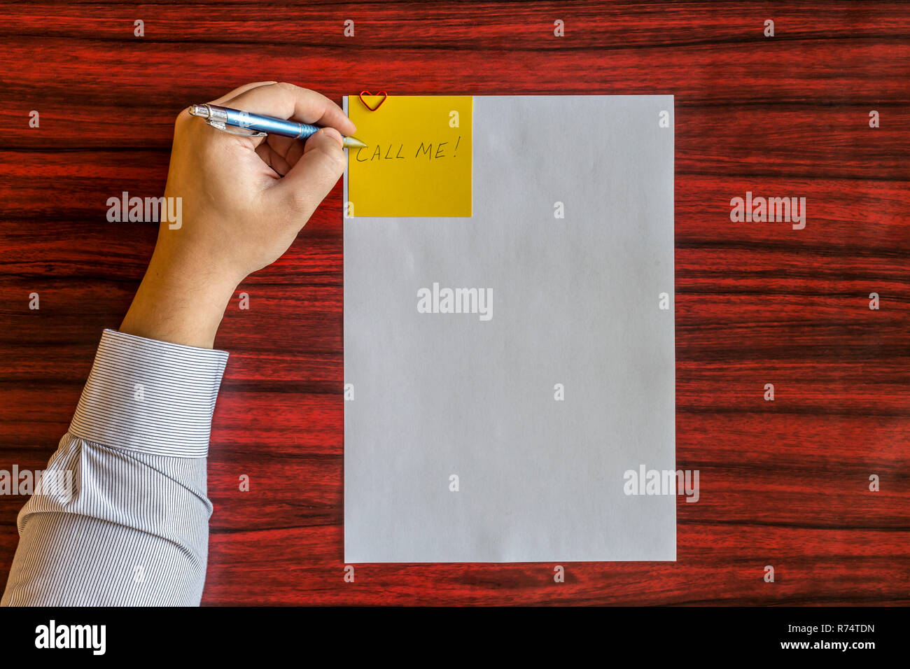 Left hand holding note hi-res stock photography and images - Alamy