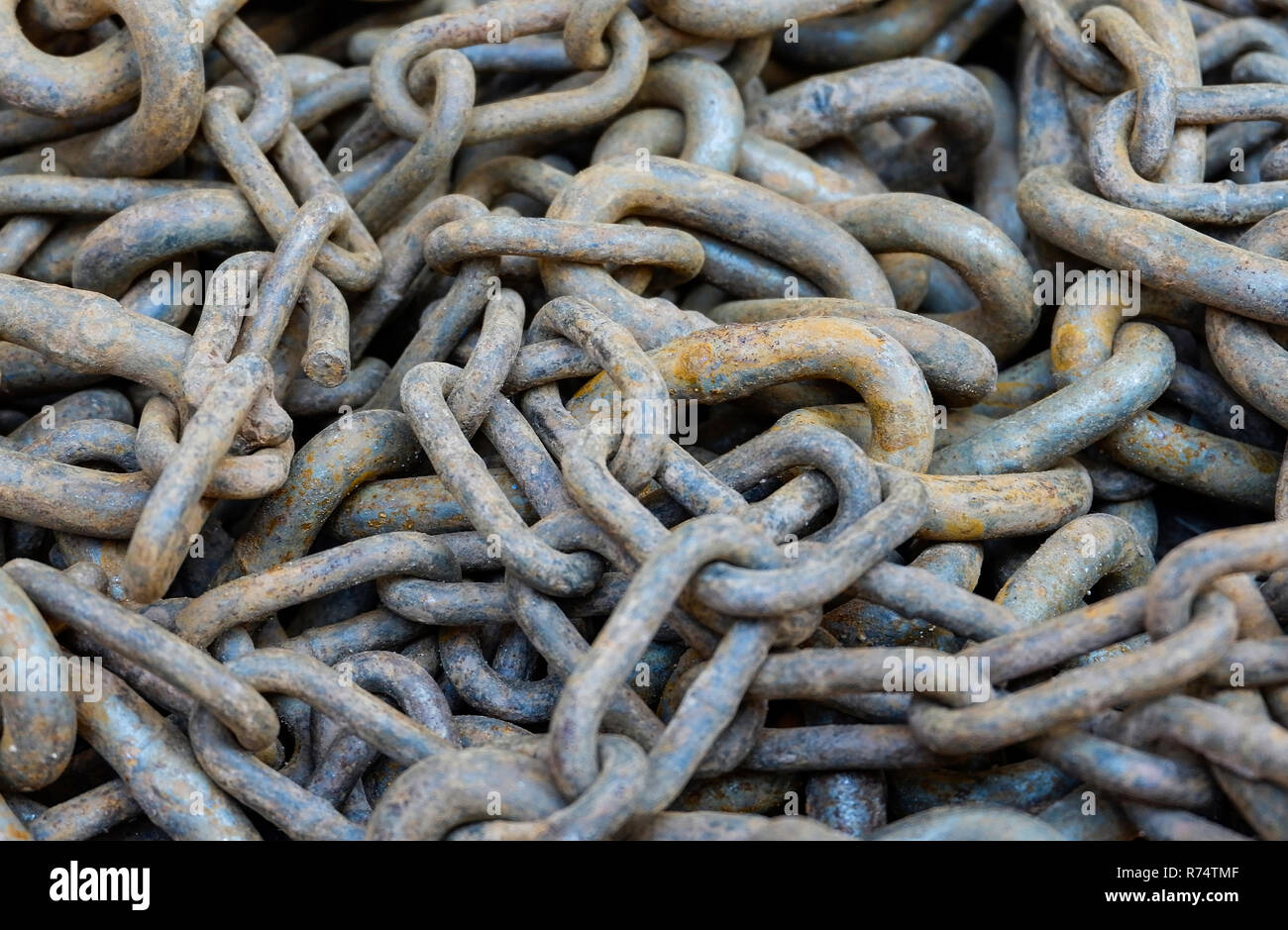 old chain rust steel / chain texture background pile of steel chain ...