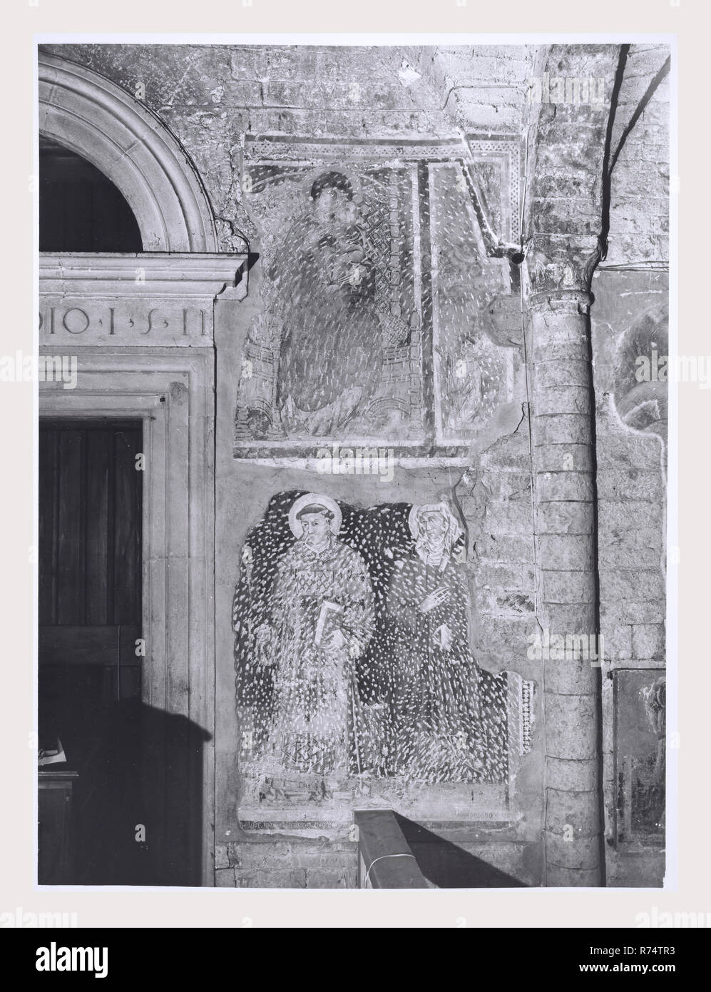 Triforium windows 12th century hi-res stock photography and images - Alamy