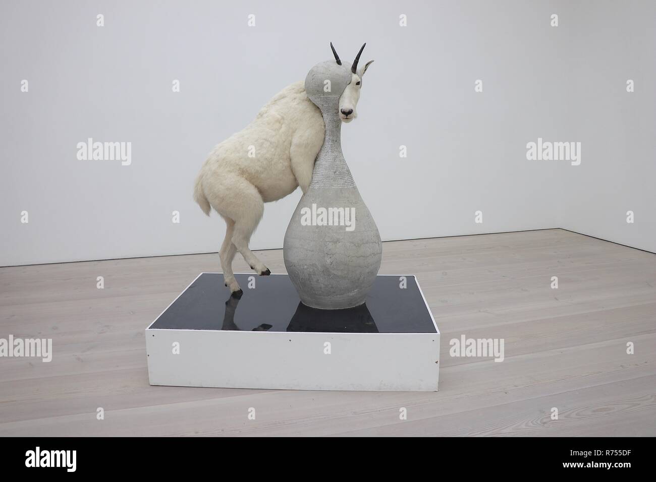 Saatchi modern art collection hi-res stock photography and images - Alamy