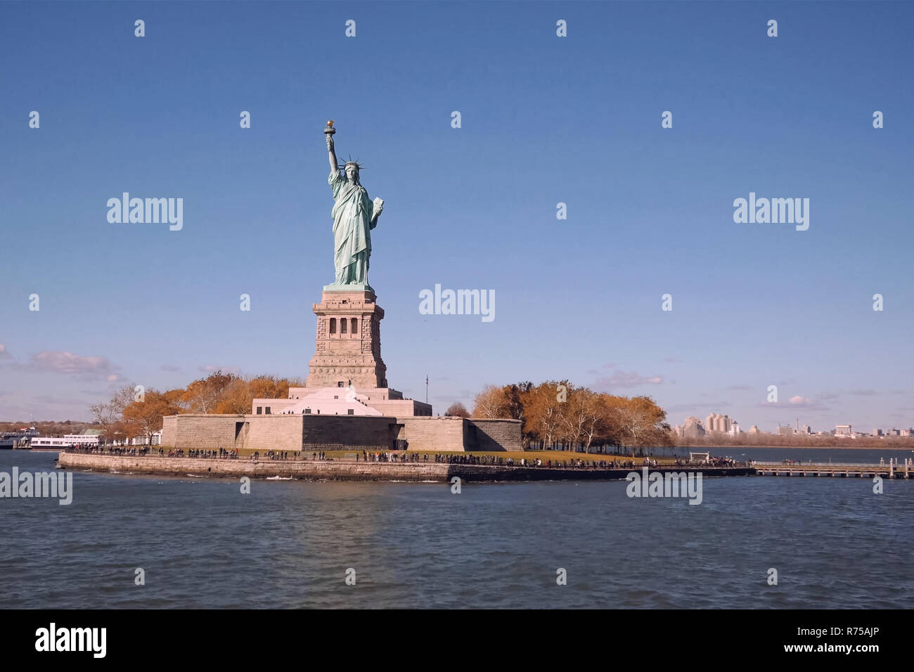 Tourist immigrant statue icon hi-res stock photography and images - Alamy