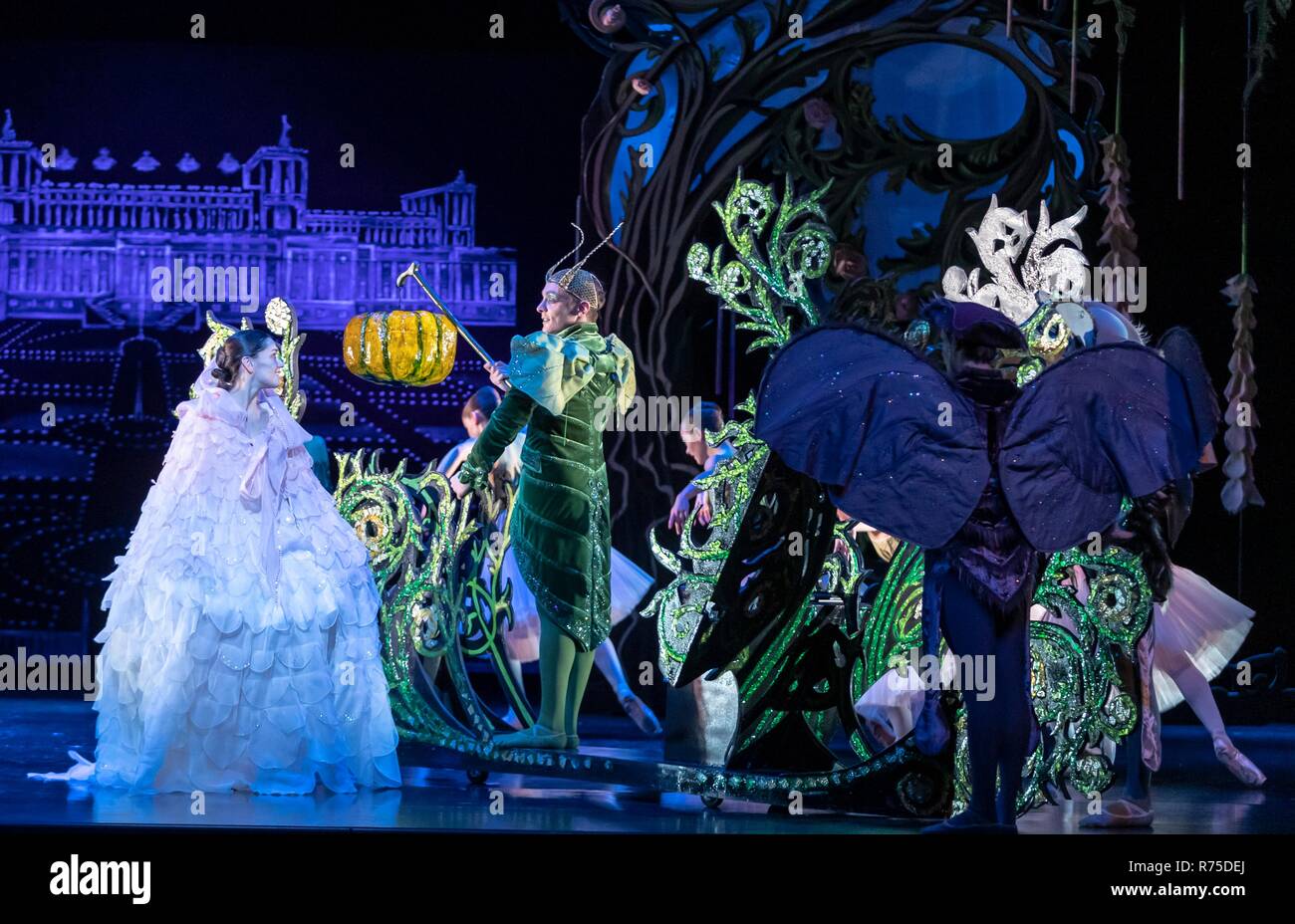 Scottish ballets cinderella hi-res stock photography and images - Alamy