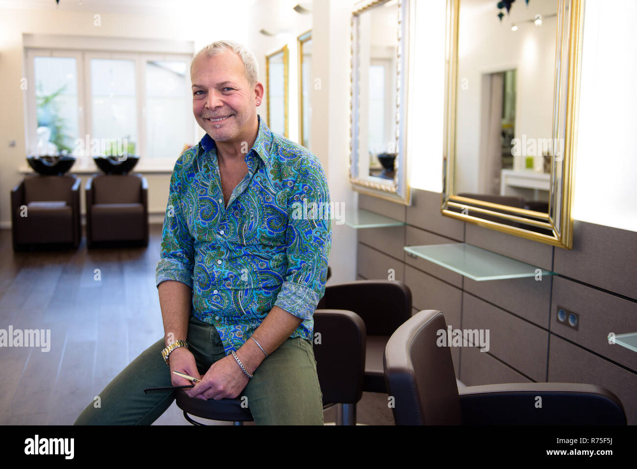 05 December 2018, Saarland, Püttlingen: Eric Althaus is the hairdresser ...