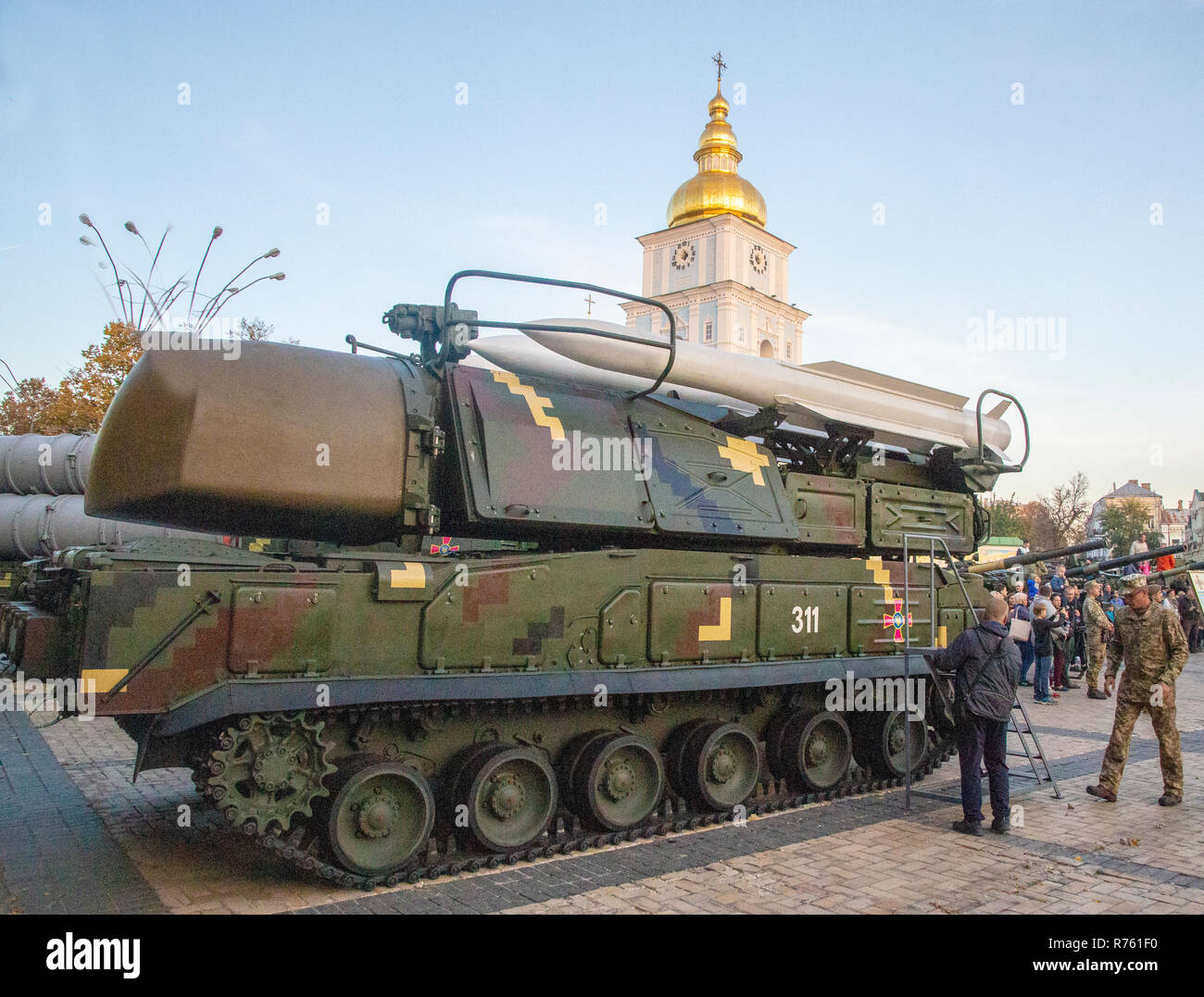 Ukraine soldiers tank hi-res stock photography and images - Alamy