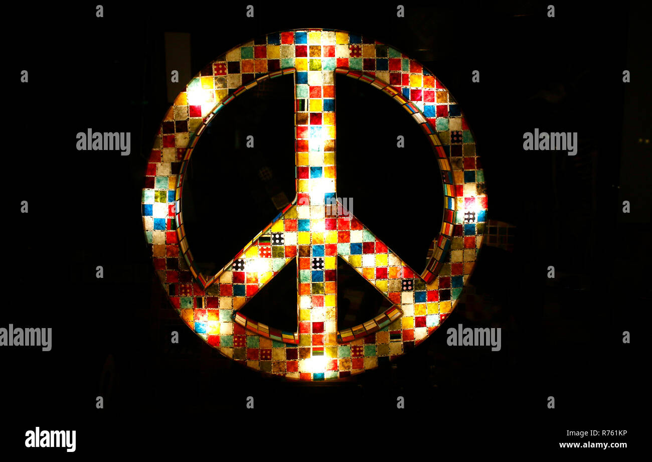 das Peace/ Friedens-Symbol aus Blumen, Berlin Stock Photo - Alamy