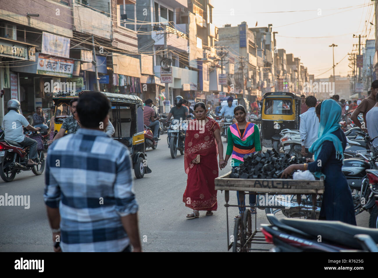 India overpopulation hi-res stock photography and images - Alamy