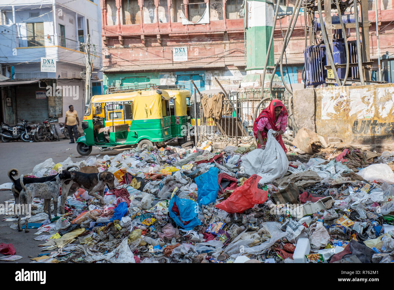 Garbage dump india hi-res stock photography and images - Alamy