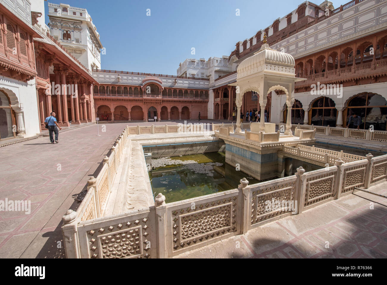 Indian palace courtyards hi-res stock photography and images - Alamy