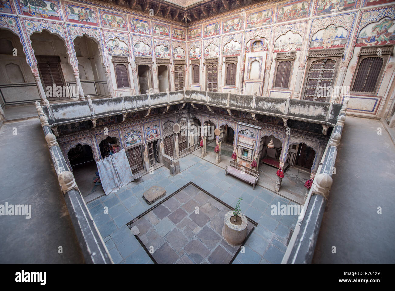 Haveli courtyard hi-res stock photography and images - Alamy