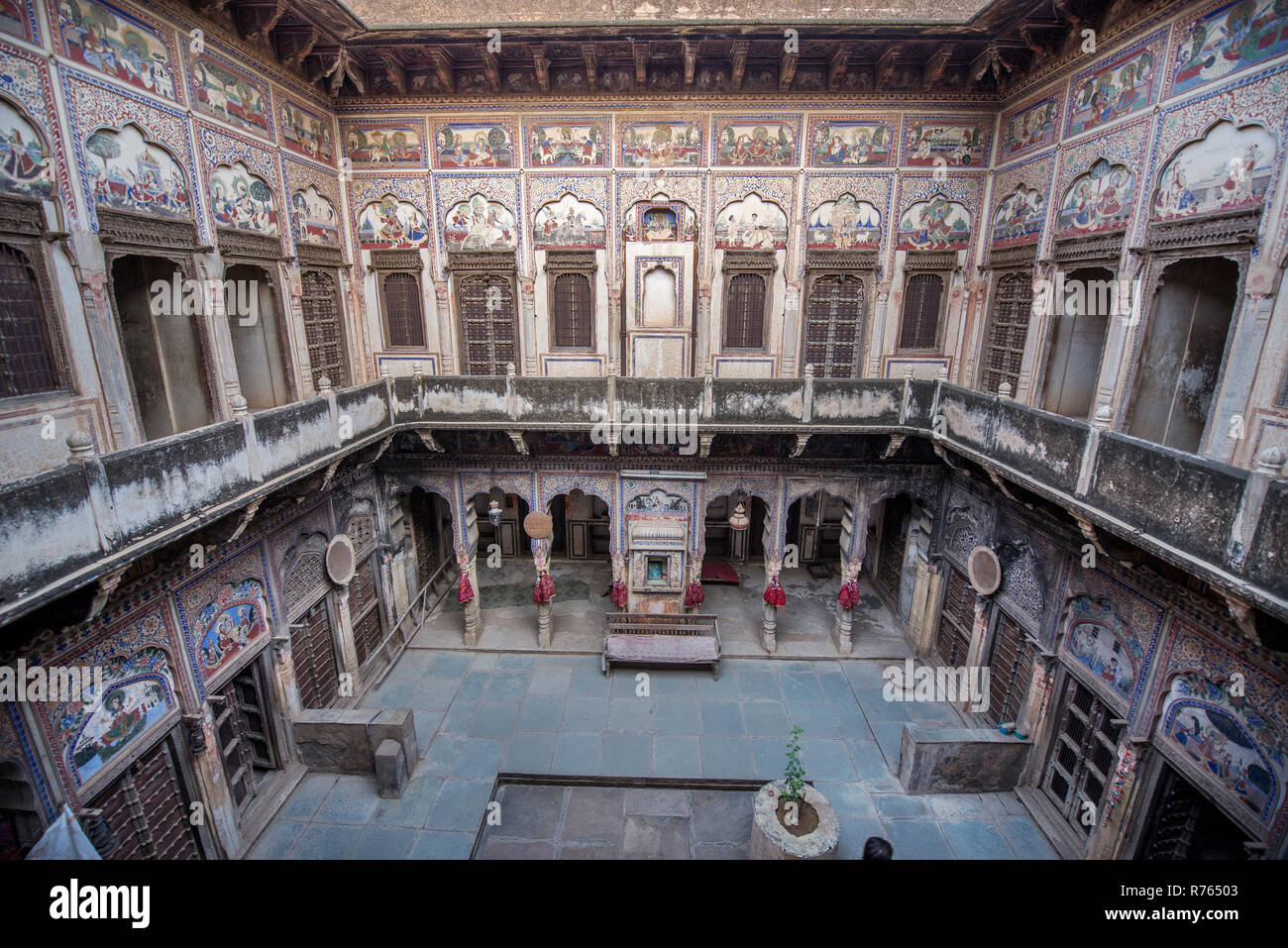 Inner courtyard of an ancient haveli in Mandawa, Rajasthan, India Stock ...