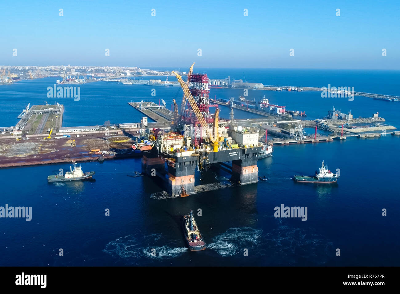 Tug boat towing oil rig hi-res stock photography and images - Alamy