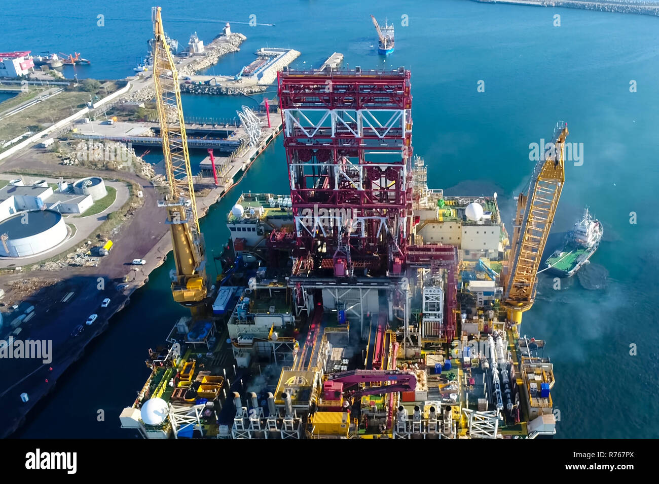 Tug boat towing oil rig hi-res stock photography and images - Alamy