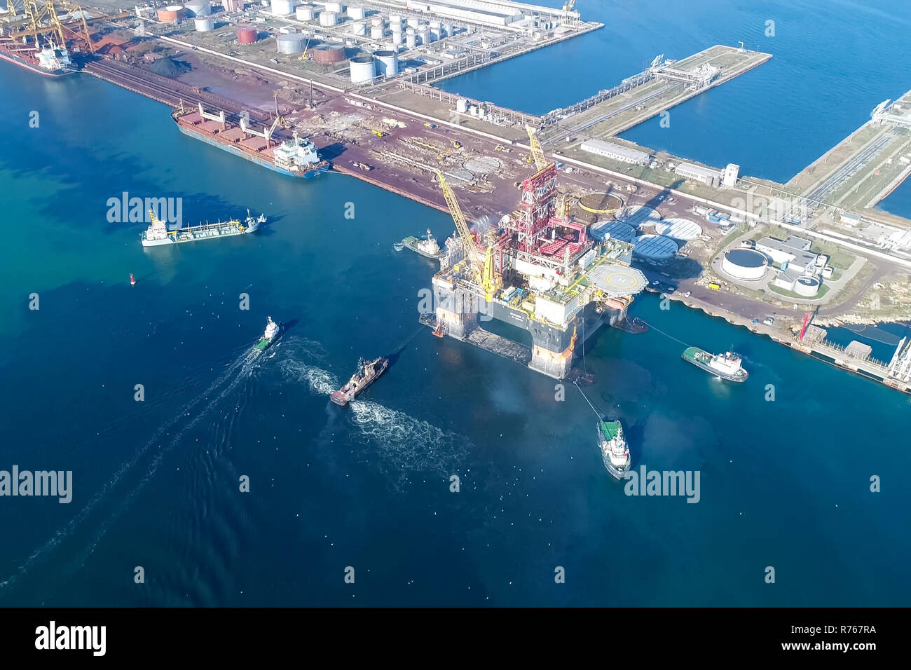 Tug boat towing oil rig hi-res stock photography and images - Alamy