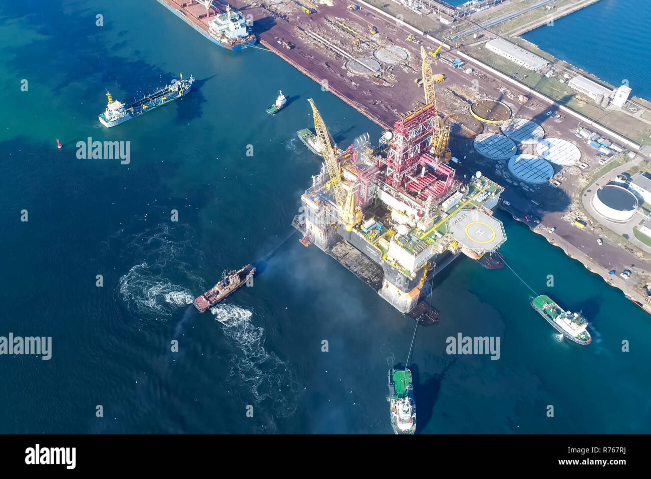 Tug boat towing oil rig hi-res stock photography and images - Alamy