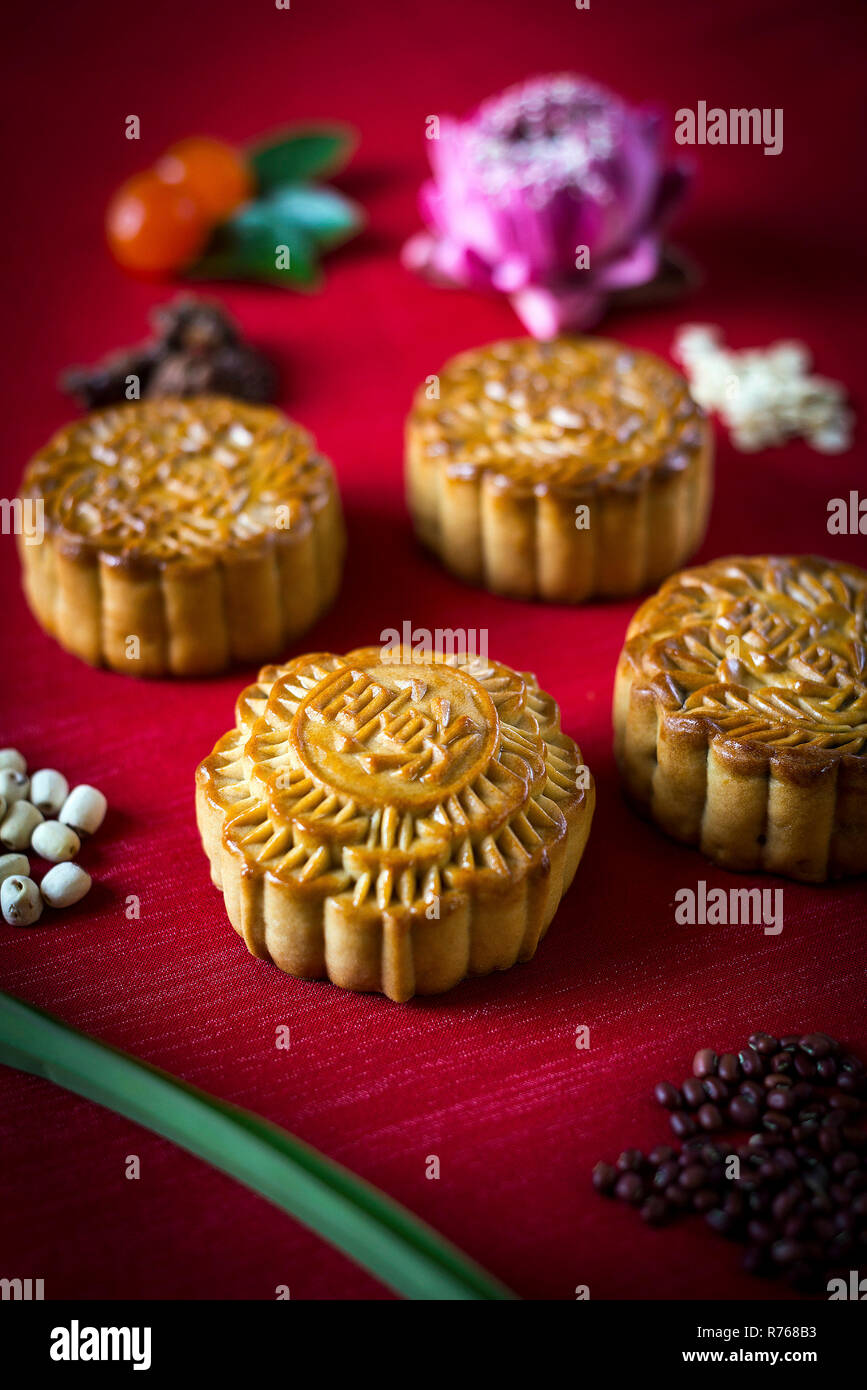 traditional chinese festive mooncake pastry dessert Stock Photo - Alamy