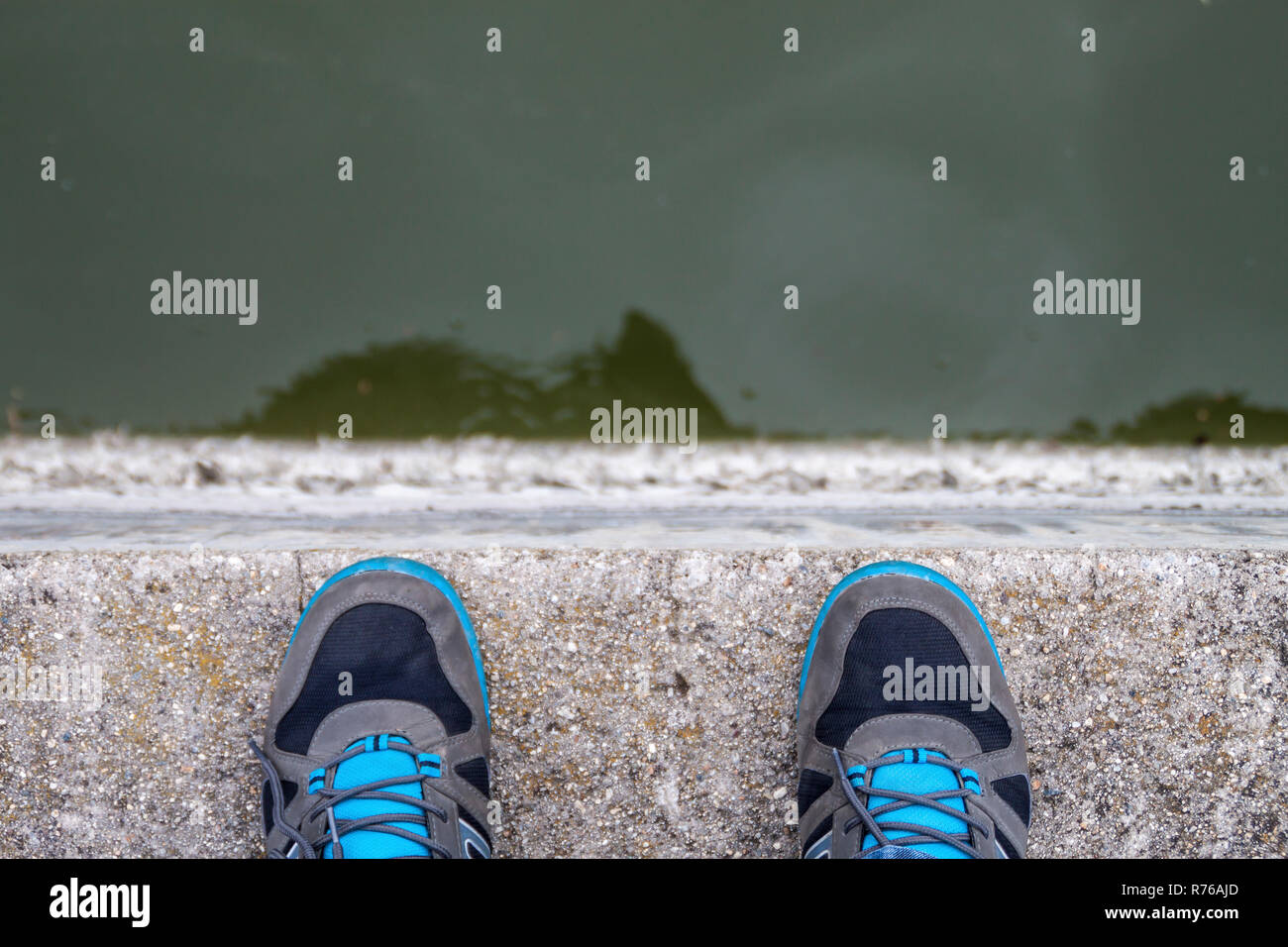Bridge looking down vertigo hi-res stock photography and images - Alamy
