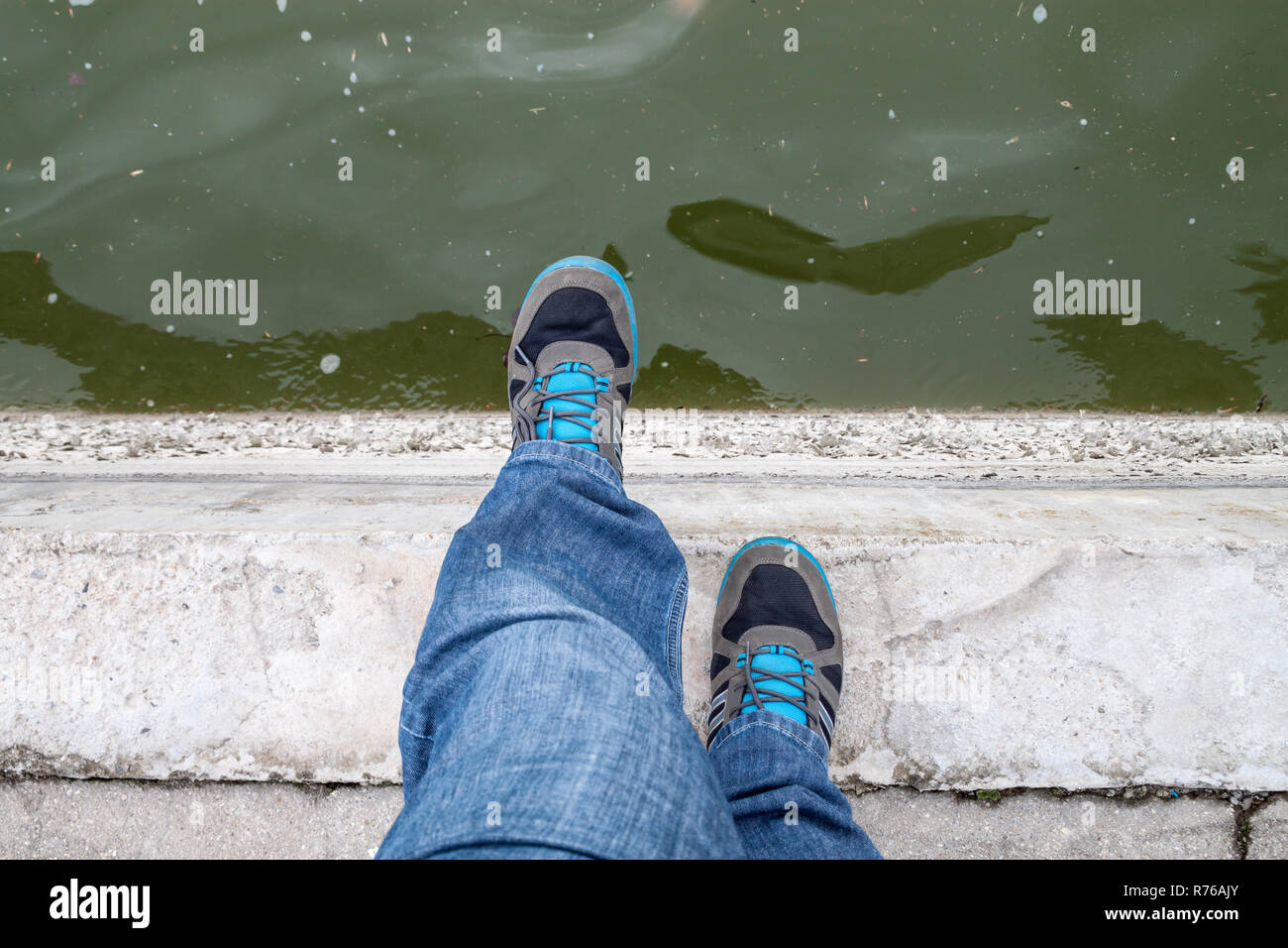 Bridge looking down vertigo hi-res stock photography and images - Alamy