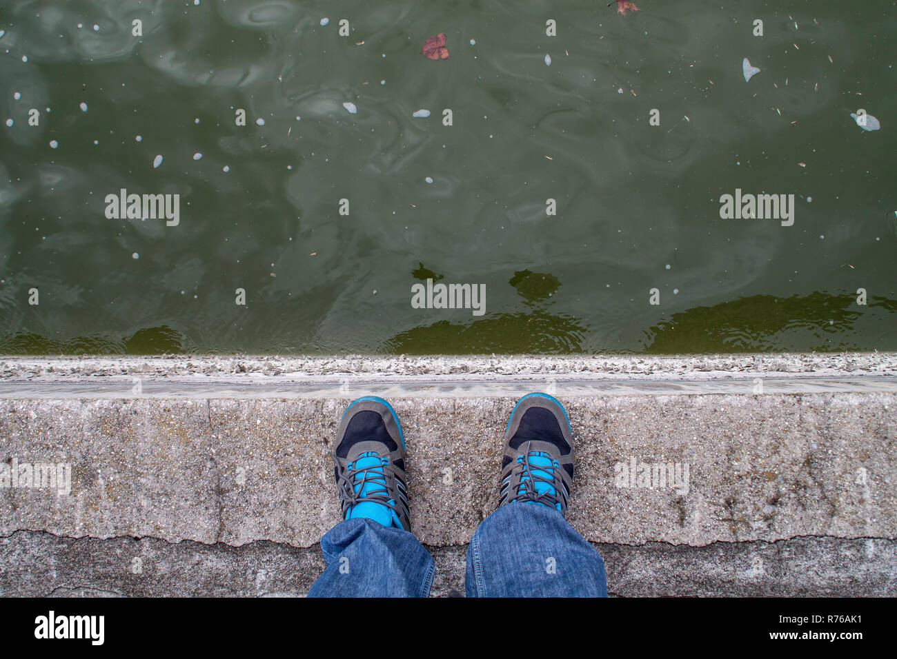 Bridge looking down vertigo hi-res stock photography and images - Alamy