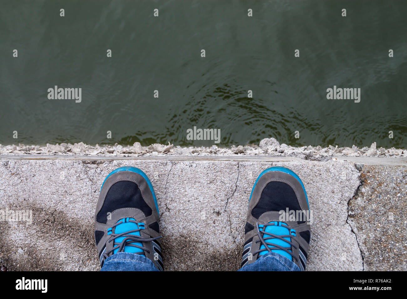 Bridge looking down vertigo hi-res stock photography and images - Alamy