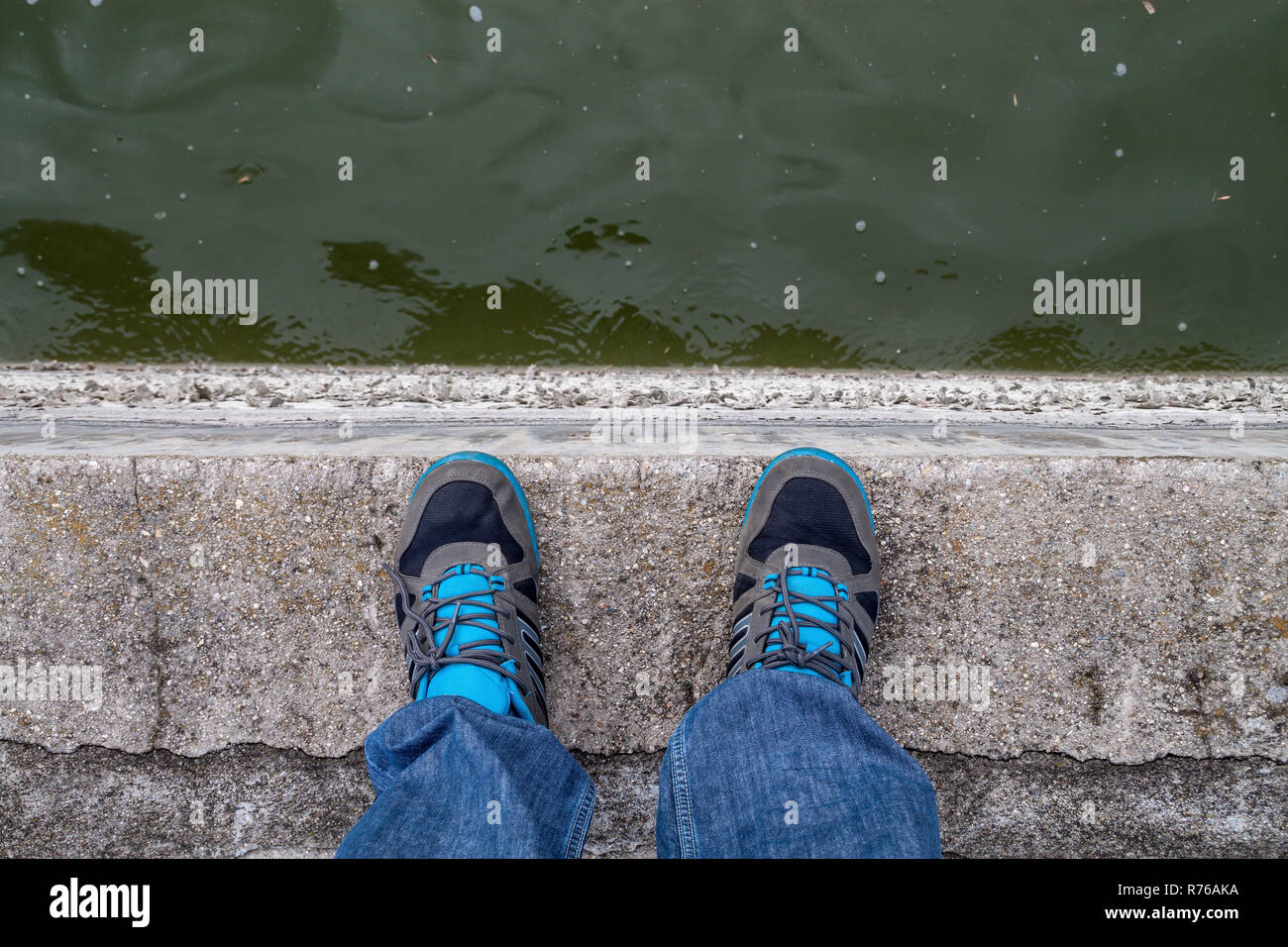 Bridge looking down vertigo hi-res stock photography and images - Alamy