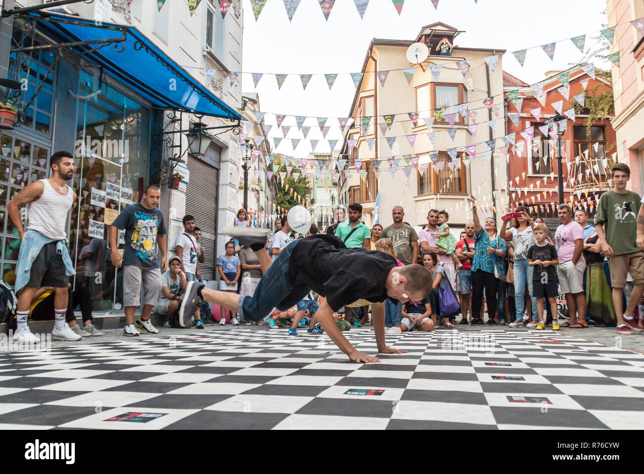 Breakdance crowd hi-res stock photography and images - Alamy