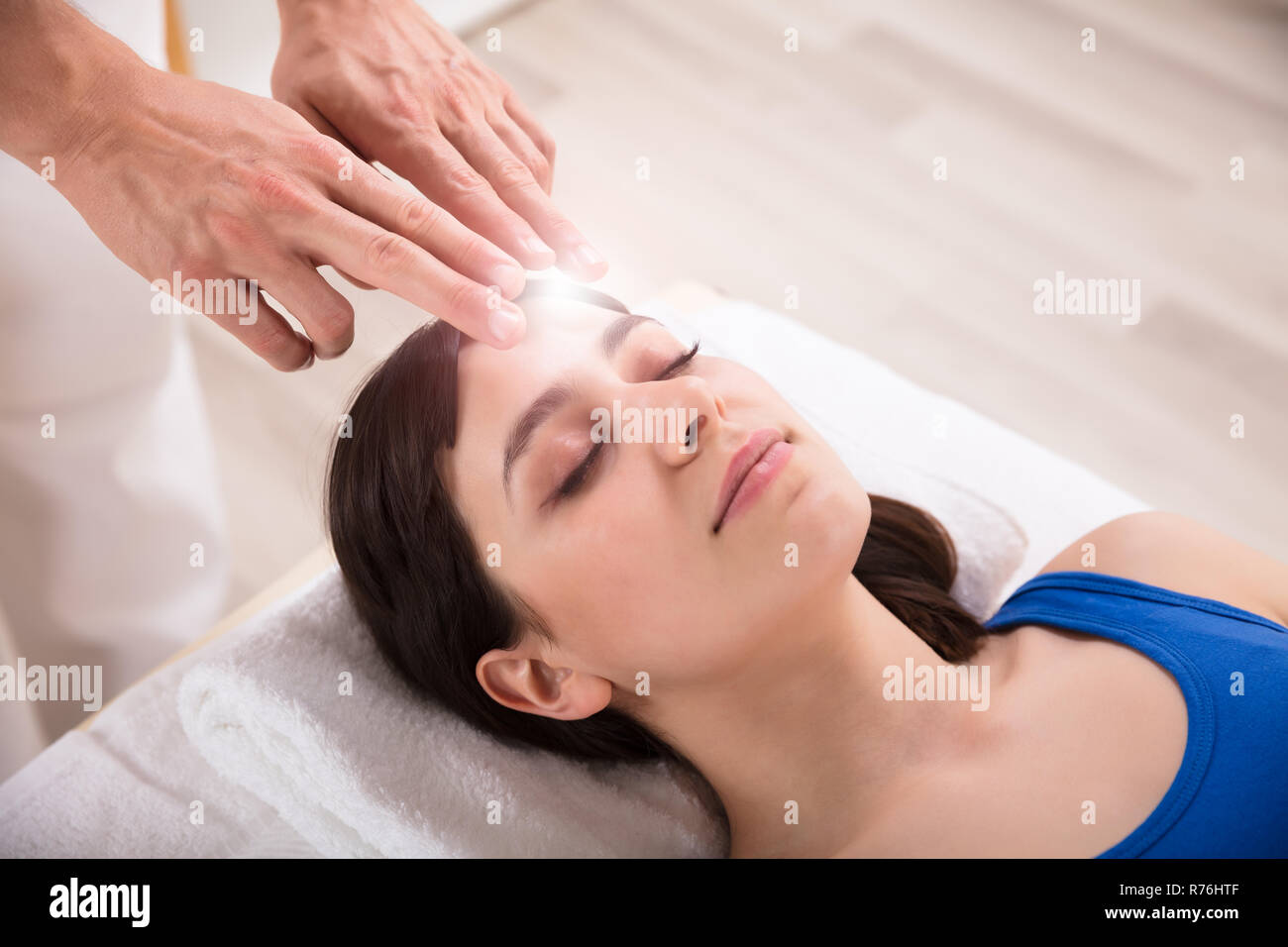 Therapist Performing Reiki Healing Treatment On Woman Stock Photo - Alamy