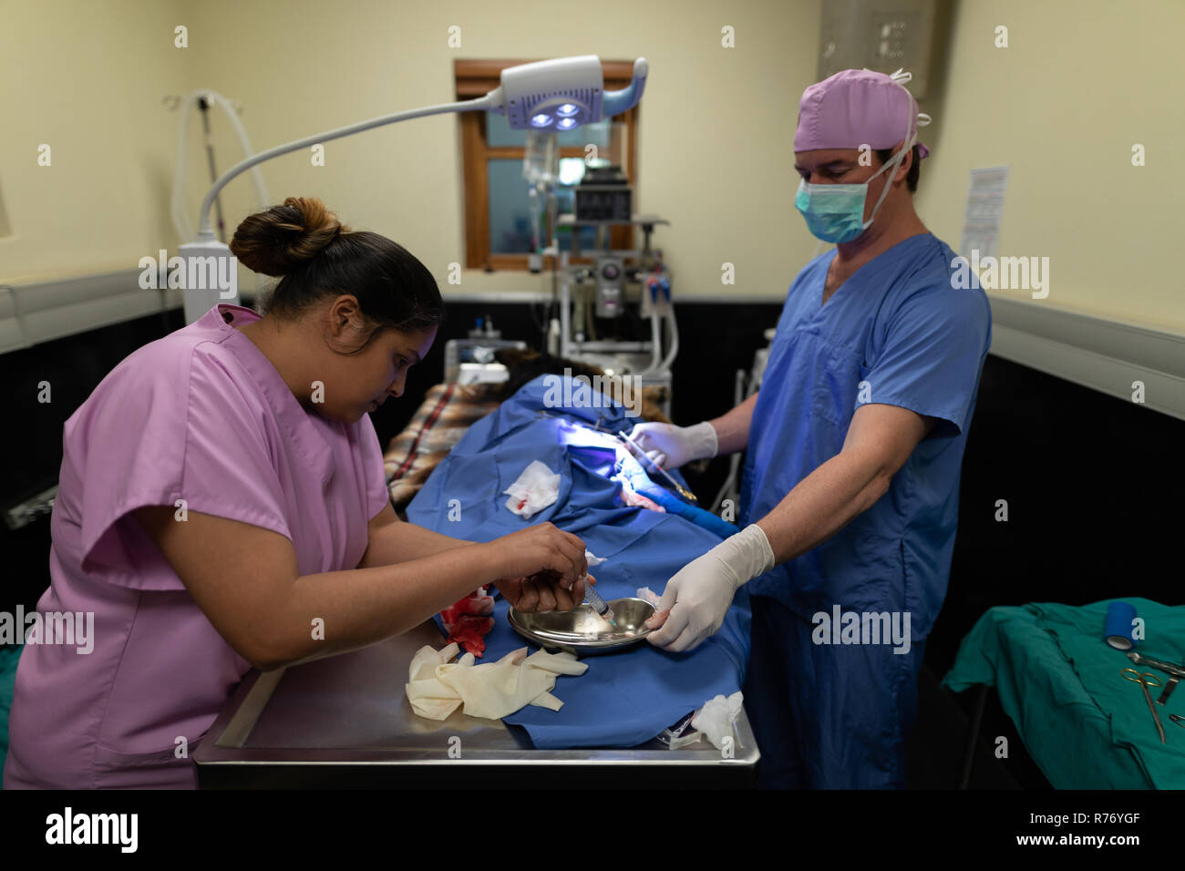 Medical hospital operating theatre scrubs hi-res stock photography and ...