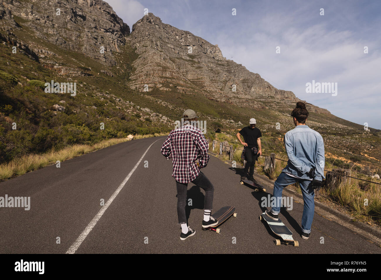 Female skateboarders together hi-res stock photography and images - Alamy