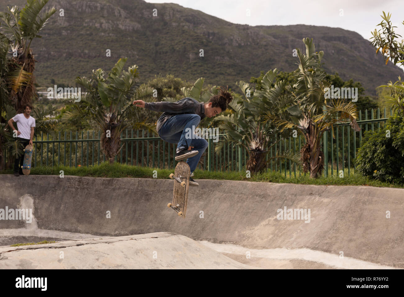 Balance skateboarding hi-res stock photography and images - Alamy
