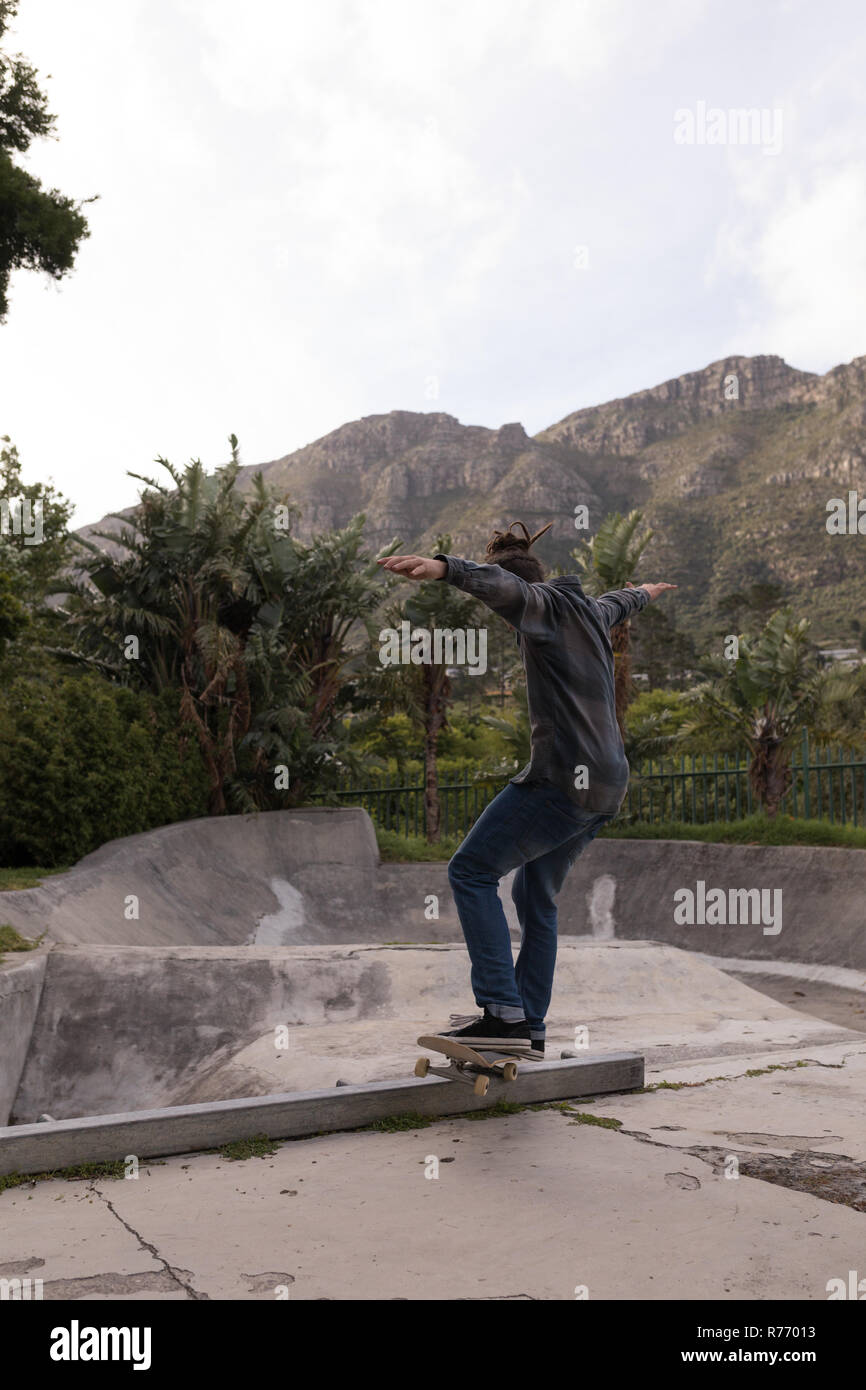 Balance skateboarding hi-res stock photography and images - Alamy