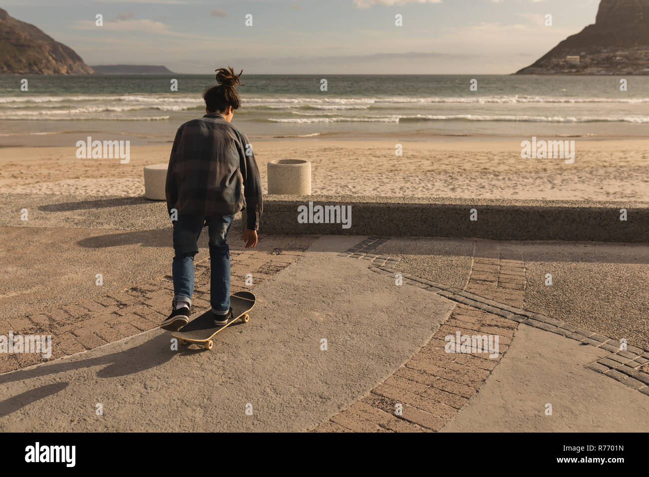 Skateboarding ocean hi-res stock photography and images - Alamy