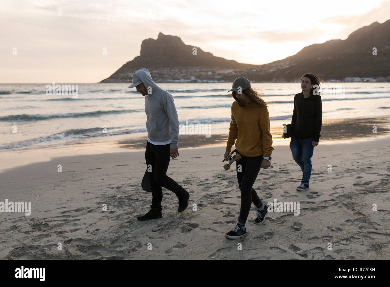 Walking into the sunset hi-res stock photography and images - Alamy