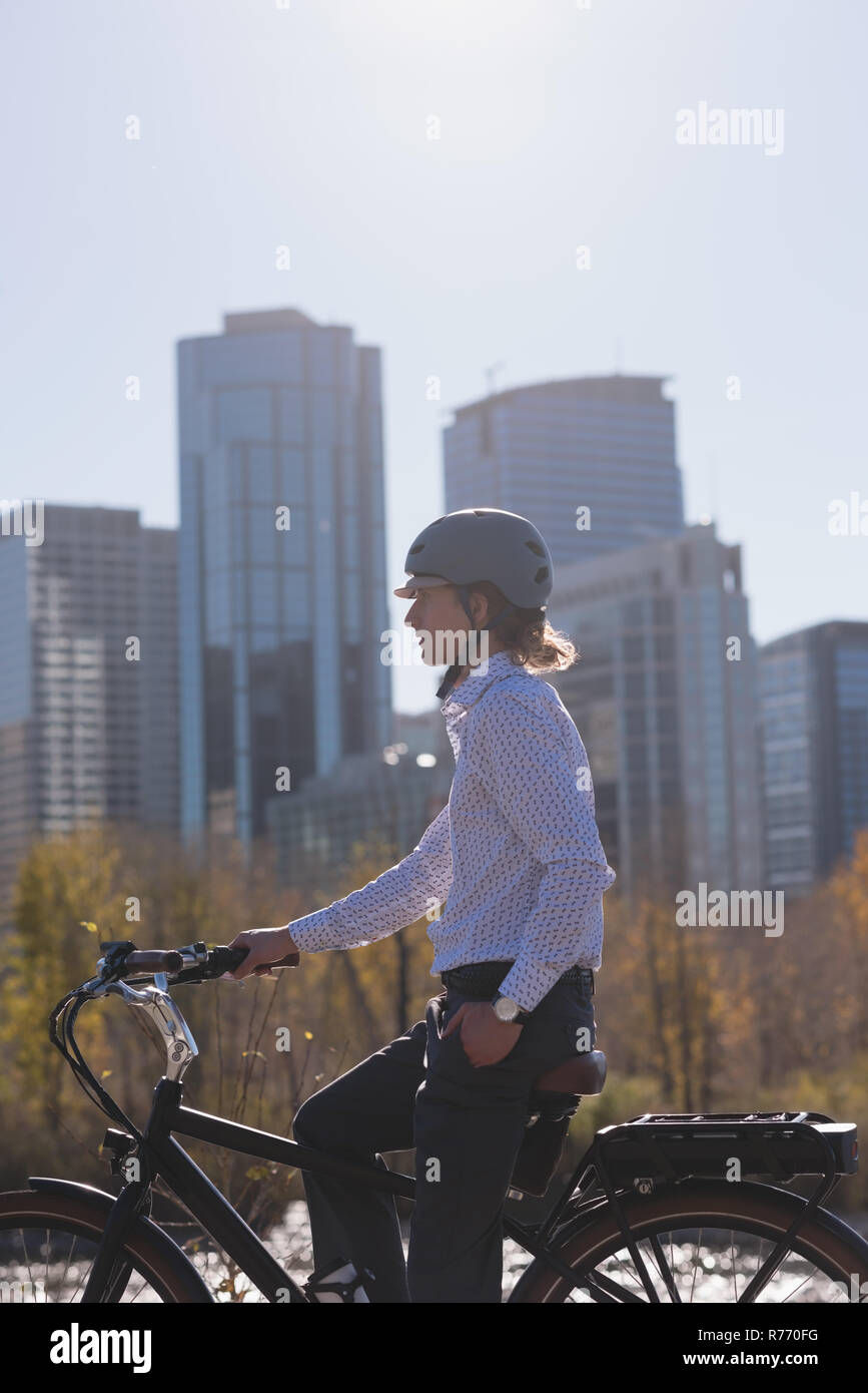 Downtown city skyline cycle hi-res stock photography and images - Alamy