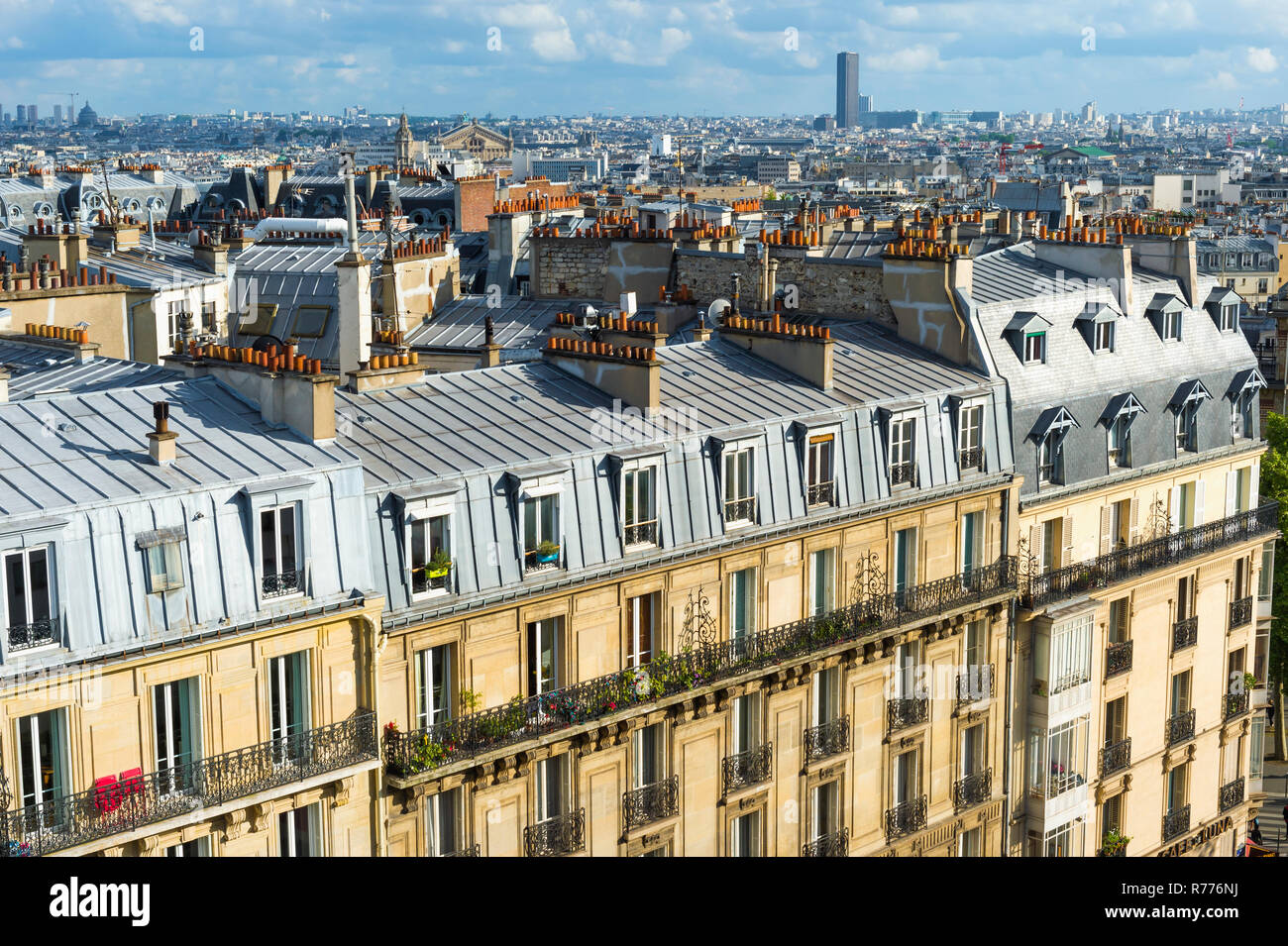 Rooftops of paris hi-res stock photography and images - Alamy