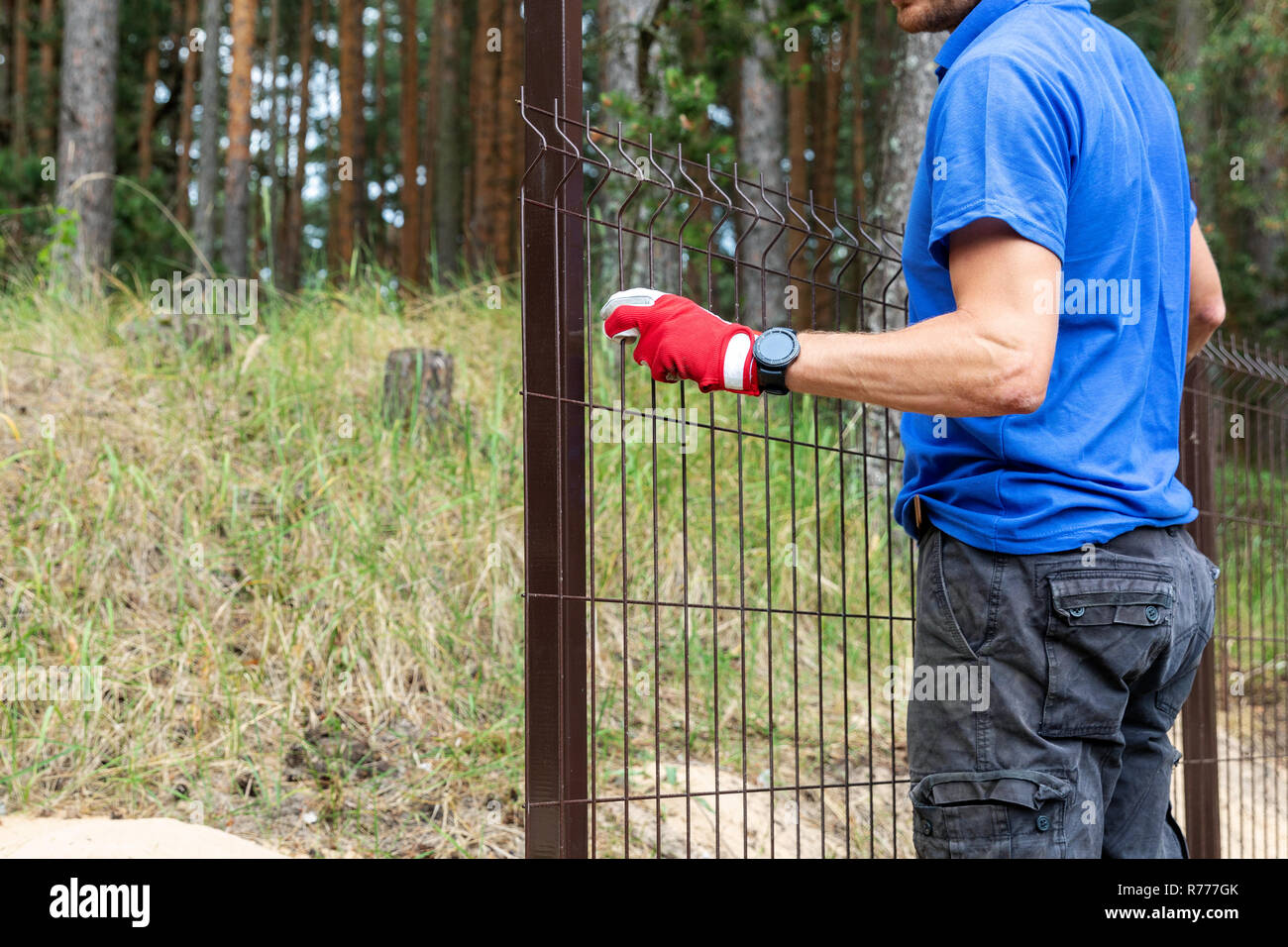Installing fencing hi-res stock photography and images - Alamy