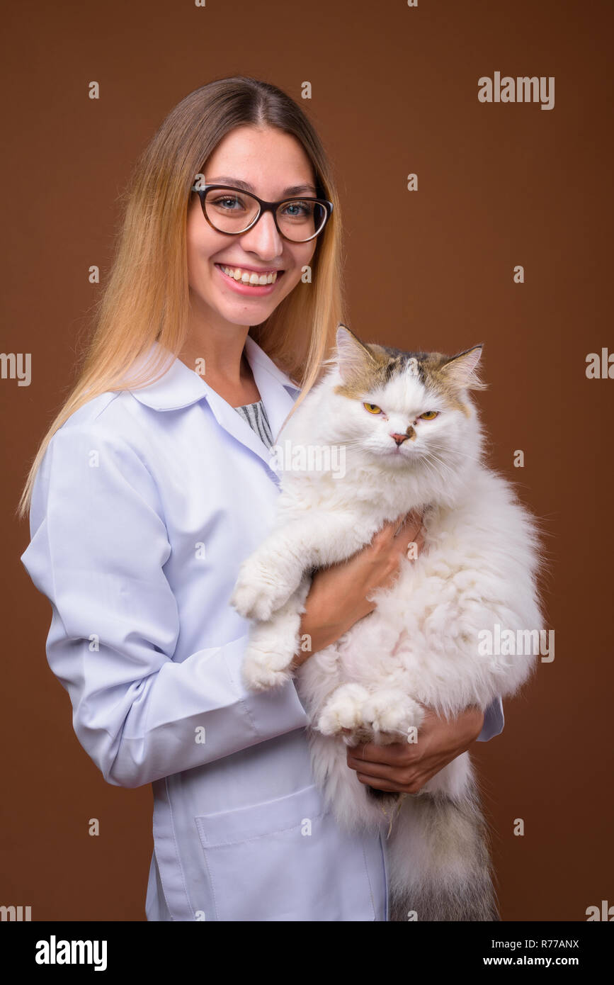 Portrait of veterinarian doctor woman holding Persian cat Stock Photo ...