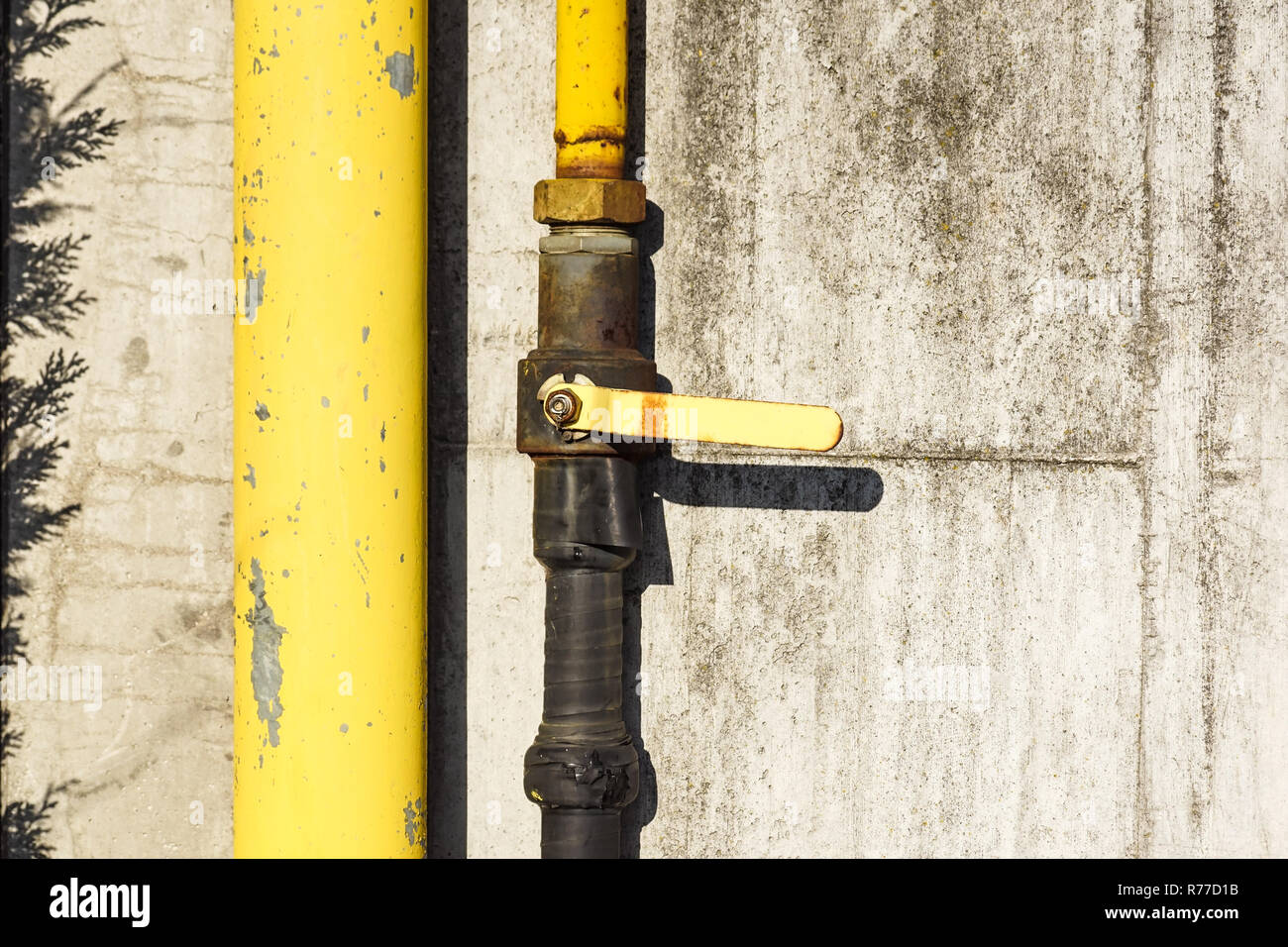 valve on the gas pipe Stock Photo - Alamy